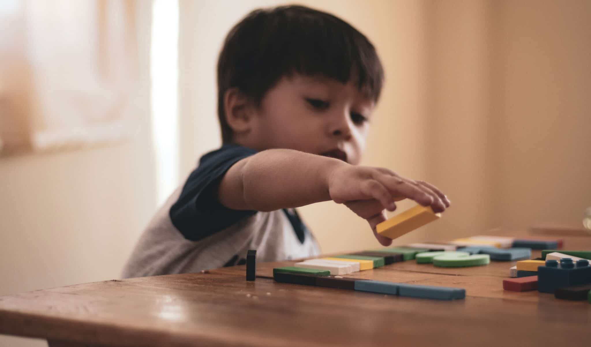 Wat is autisme en hoe ga je ermee om? - De Psycholoog